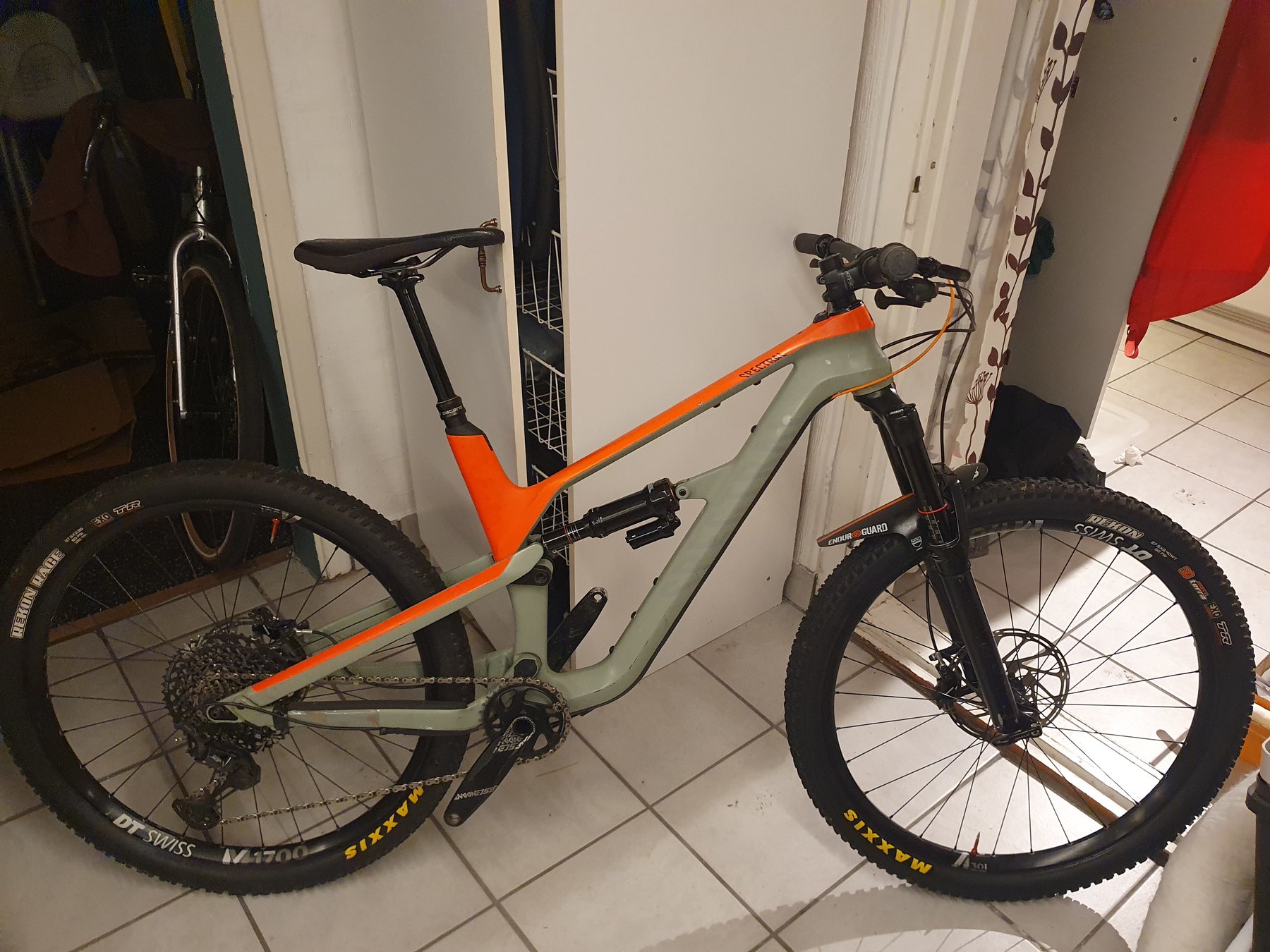 Säljes: Canyon Spectral CF9 Medium | Happyride.se