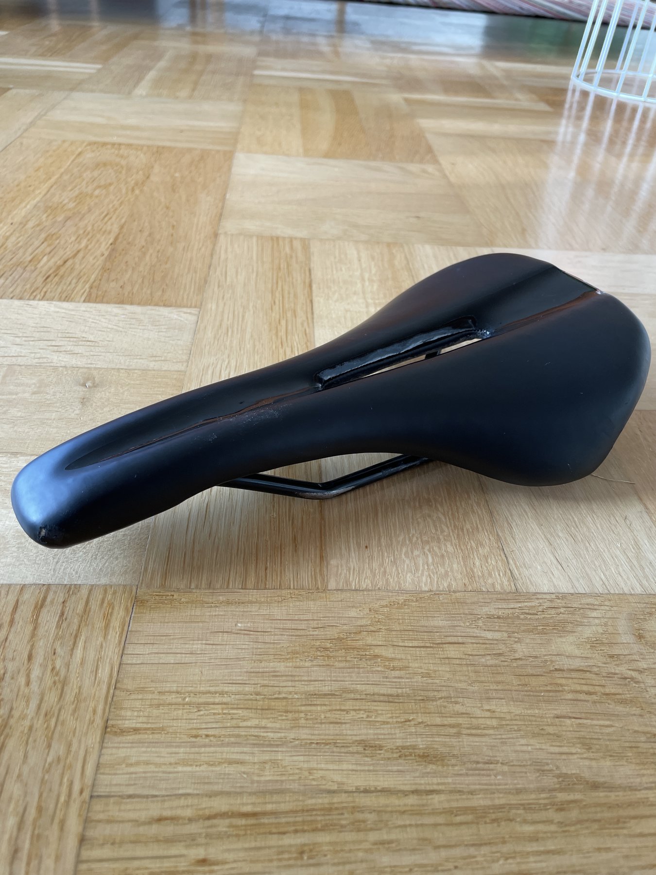 Säljes: Specialized sadel, modell Phenom comp 143 | Happyride.se