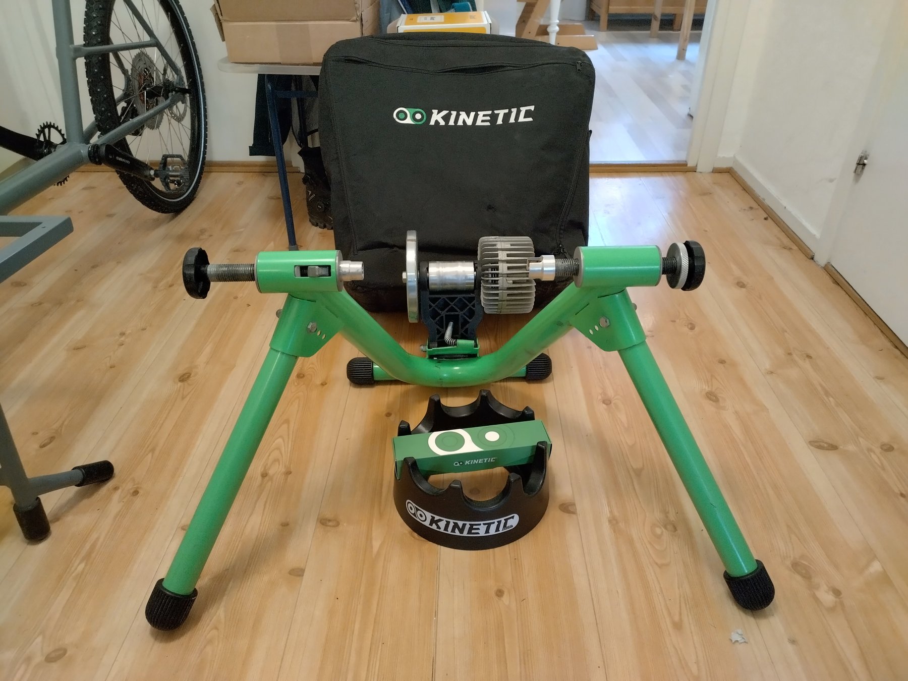 Säljes: Kurt Kinetic Road Machine + Power Sensor + Thru Axle Adapter ...