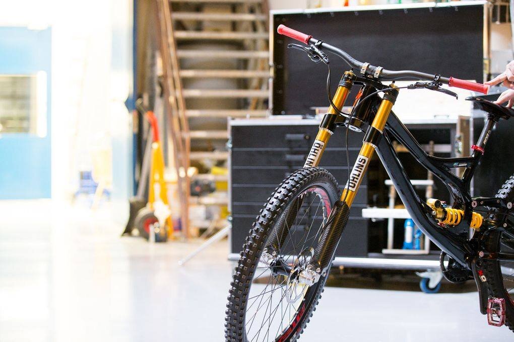 Säljes: Retro DH- Look. med en Öhlins FFCA103 Front fork säljs i par ...