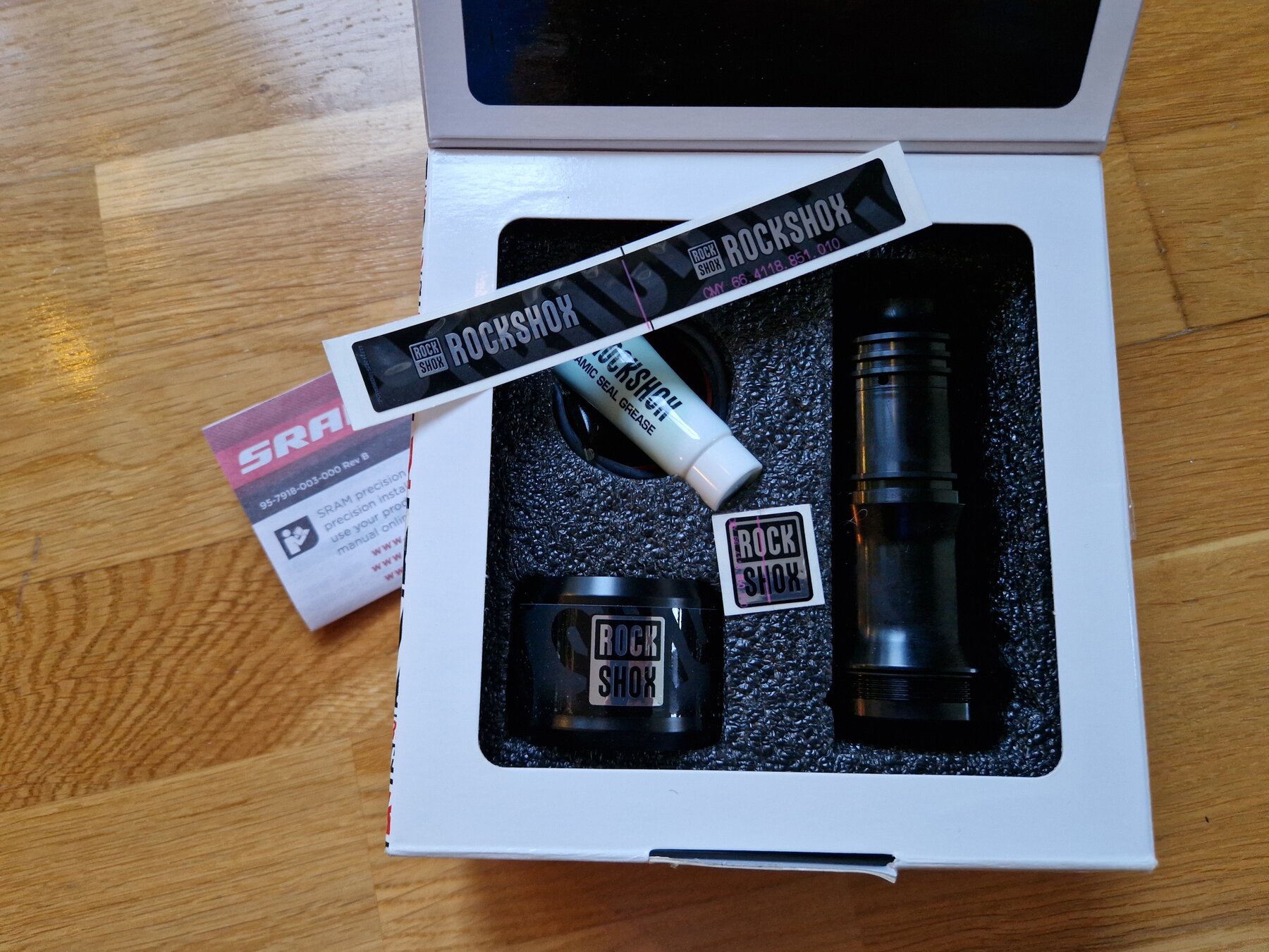 Säljes: Nytt Rockshox Megneg Air Can Upgrade Kit. Fri frakt | Happyride.se